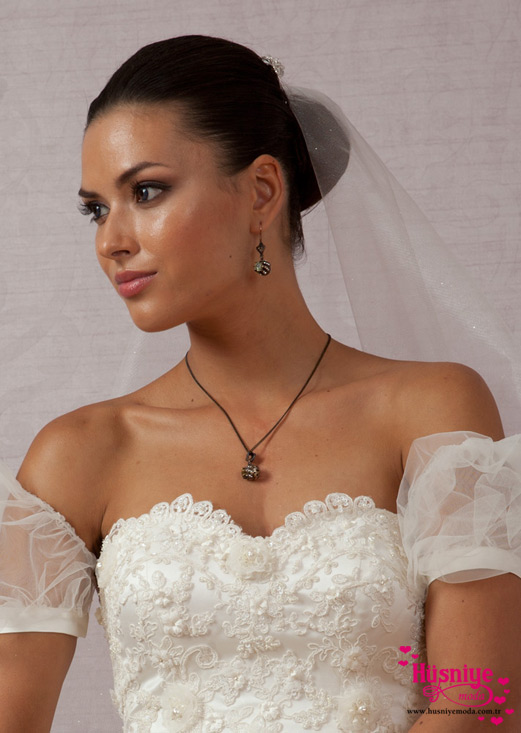 2025Kısa parlak ışıltılı, taraklı sade topuz gelin başı