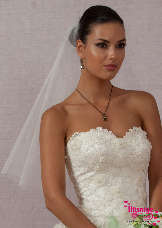 2025Kısa parlak ışıltılı, taraklı sade topuz gelin başı